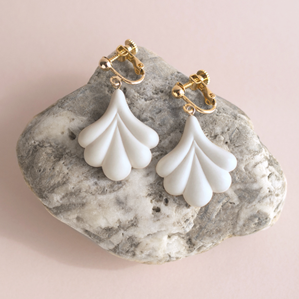 オフホワイトのイヤリング - Solid03を仕入れる | ECモールに無い商品の仕入れならorosy（オロシー）